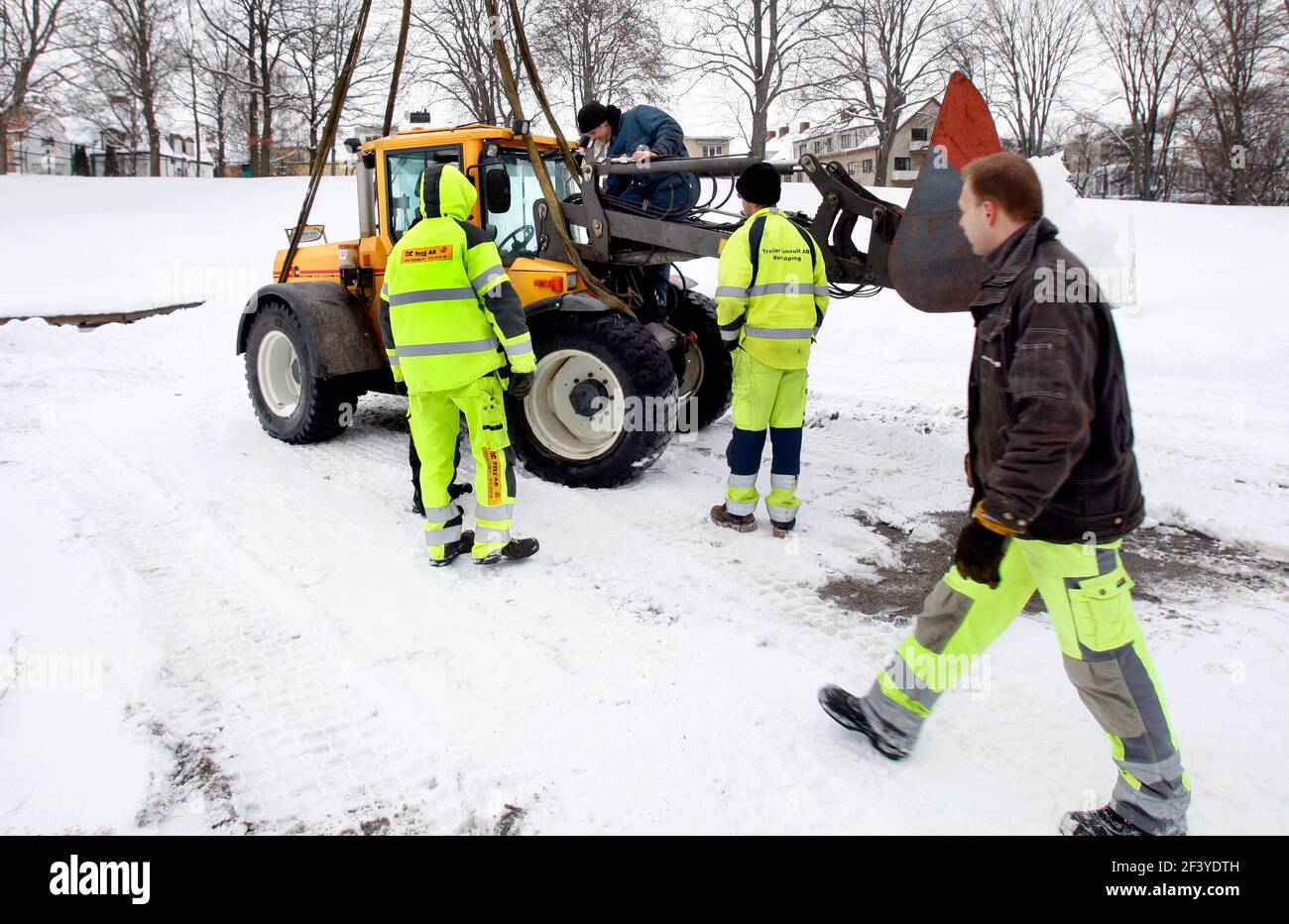 A wheel loader drove through the ice in Tinnerbäcksbadet. The incident ...