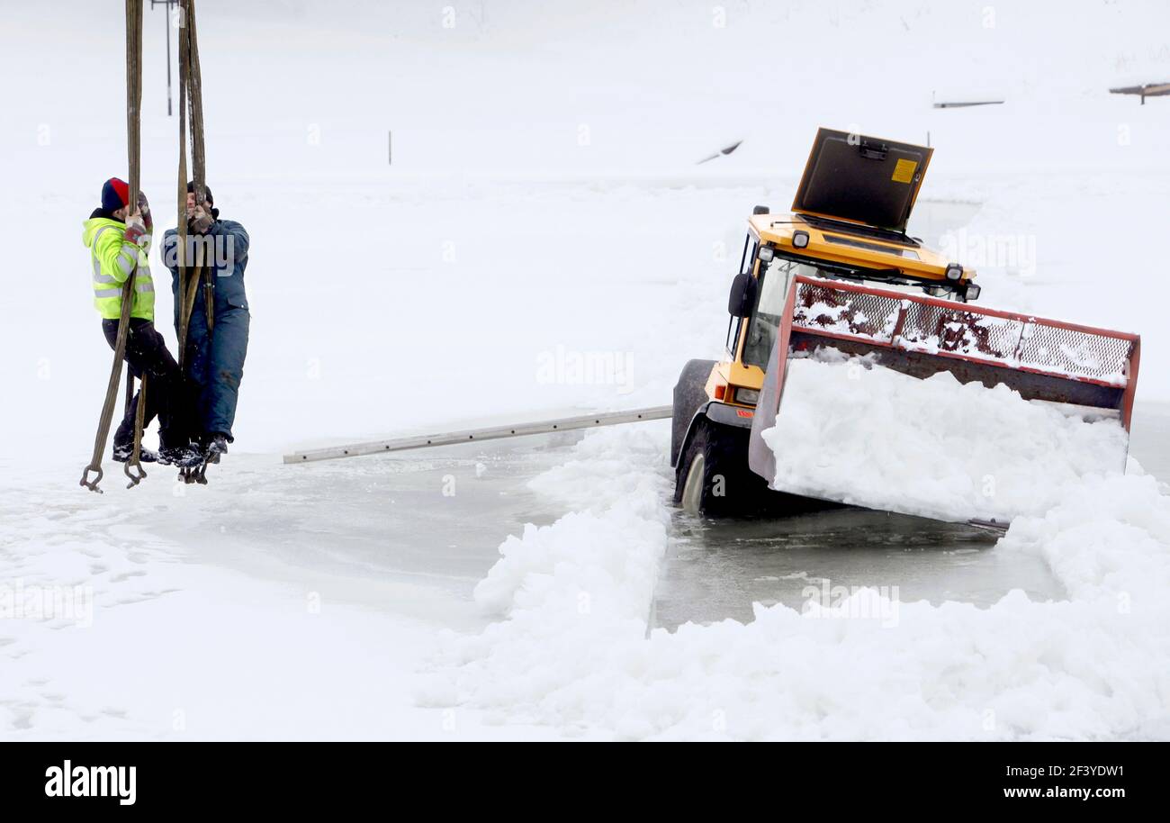 A wheel loader drove through the ice in Tinnerbäcksbadet. The incident ...