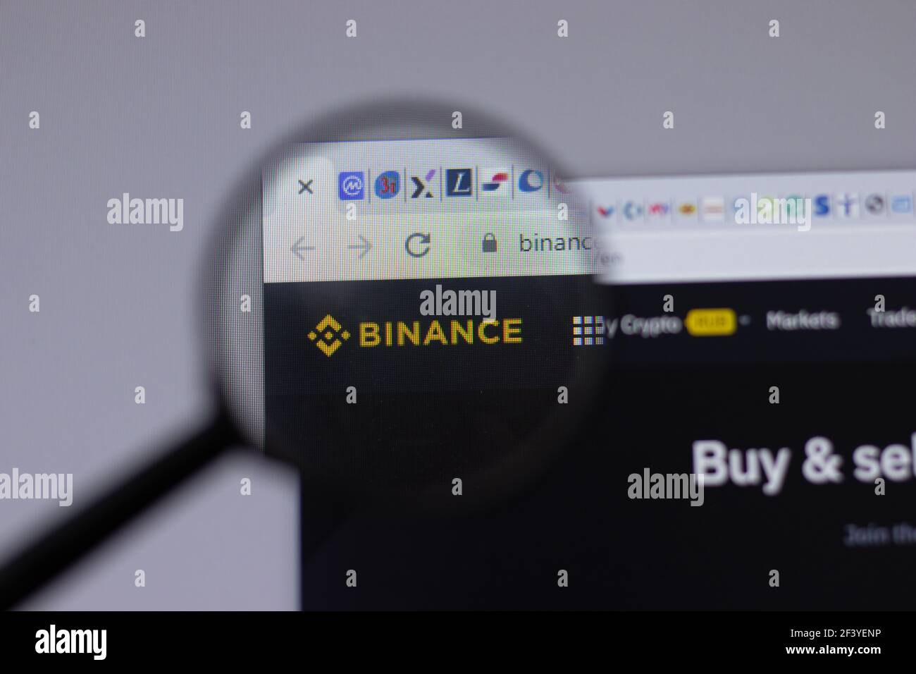 Binance logo hi-res stock photography and images - Alamy