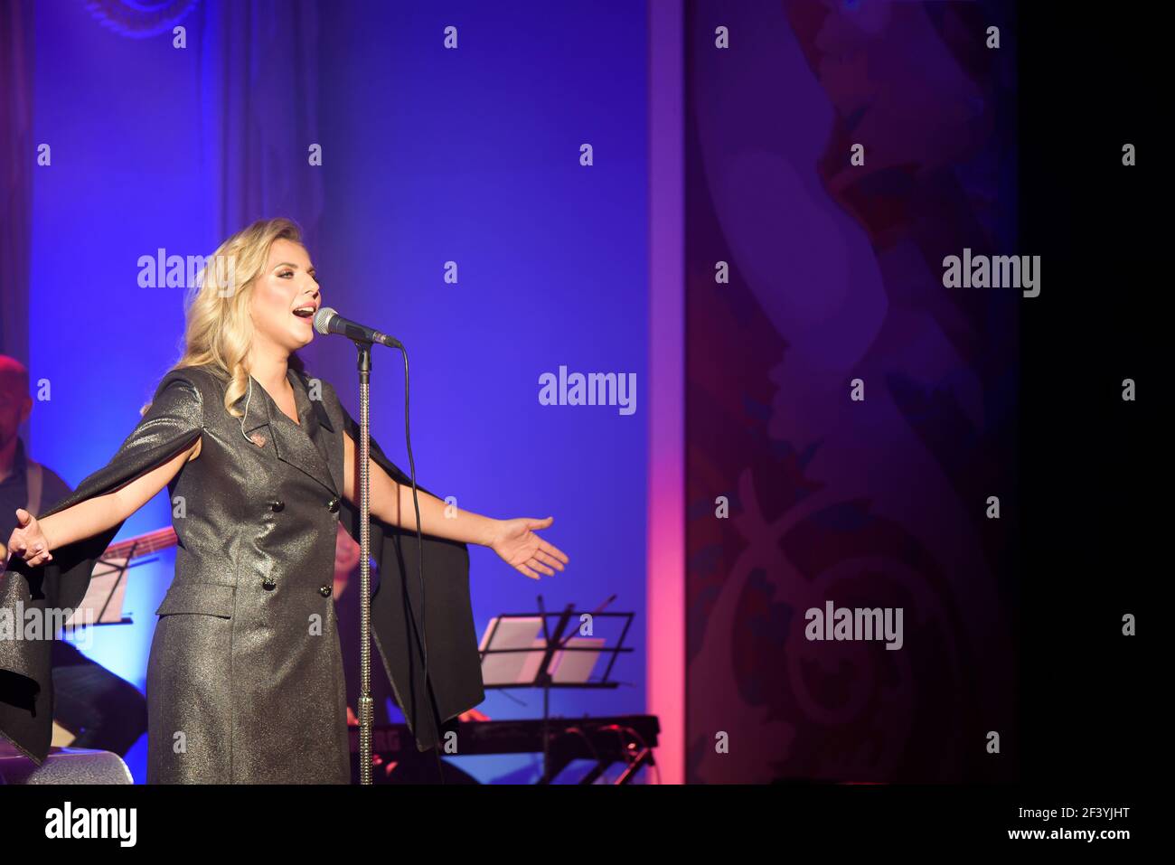 Cool lighting on performer hi-res stock photography and images - Alamy