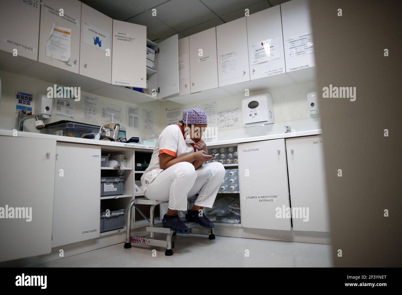 Mobile covid 19 icu hi-res stock photography and images - Alamy
