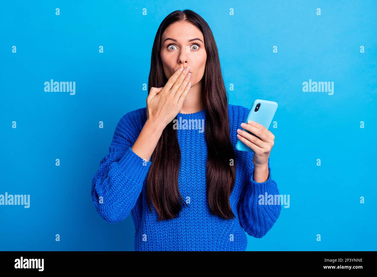 Portrait of brunette nice impressed lady hold telephone blow kiss hand ...