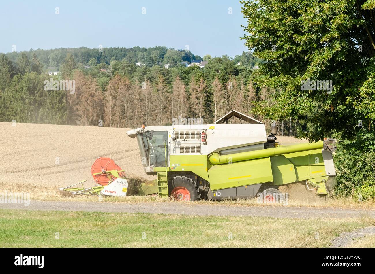 Claas Mega 350 combine harvester with C 450 folding cutterbar in action ...