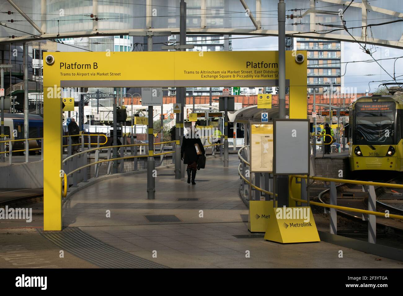 Victoria station platform hi-res stock photography and images - Alamy
