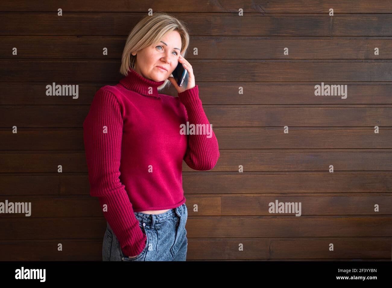 Women talking on mobile phone Stock Photo - Alamy