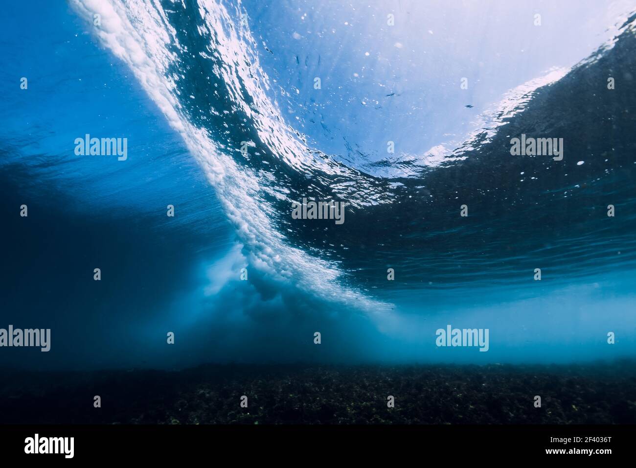 Underwater ocean wave. Transparent water and breaking barrel wave Stock ...