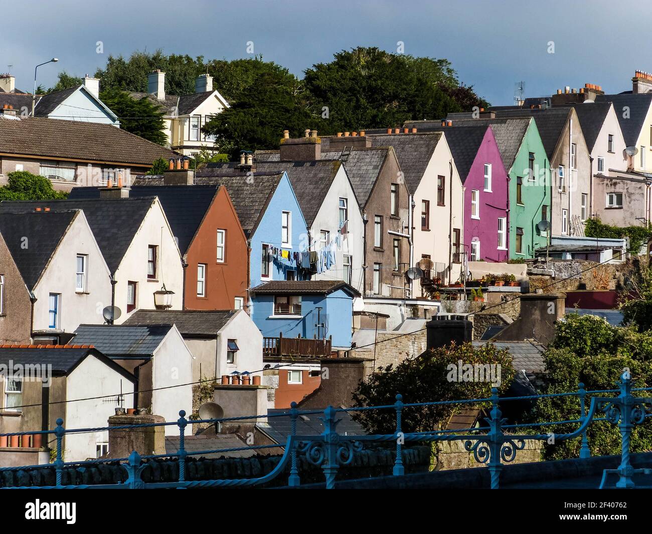 Row of yellow houses in ireland hi-res stock photography and images - Alamy