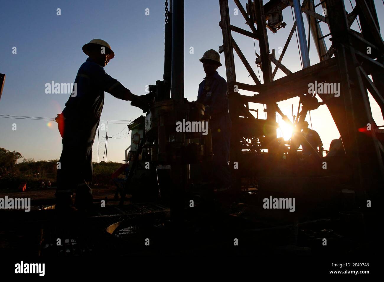 Oil rig worker helmet hi-res stock photography and images - Alamy