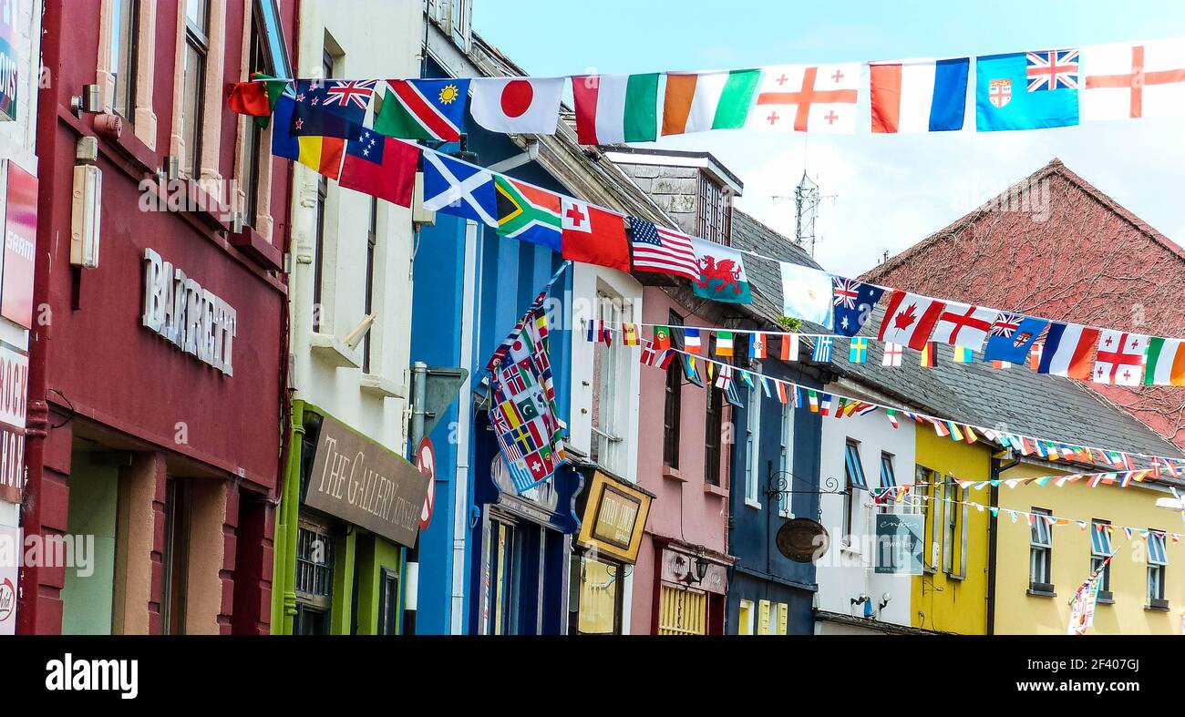 Row of yellow houses in ireland hi-res stock photography and images - Alamy