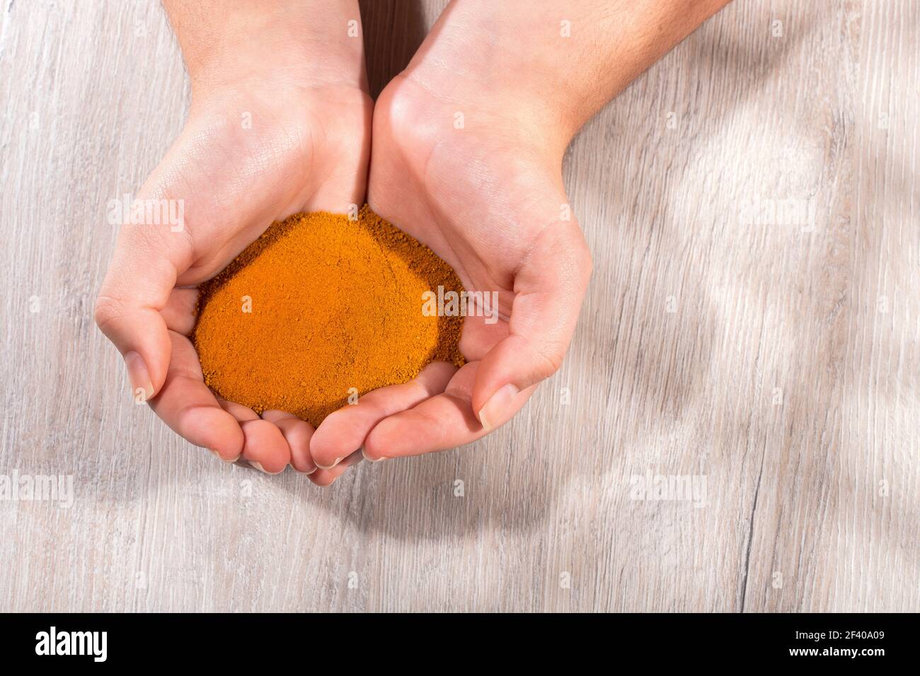Female hands holding turmeric powder - Curcuma longa Stock Photo - Alamy