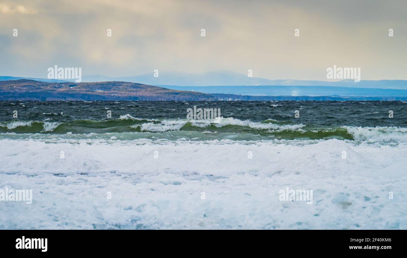 wavy winter horizon on Lake Champlain, Vermont Stock Photo - Alamy