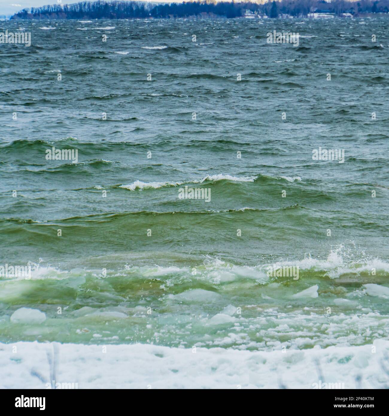 Waves on lake coast hi-res stock photography and images - Alamy