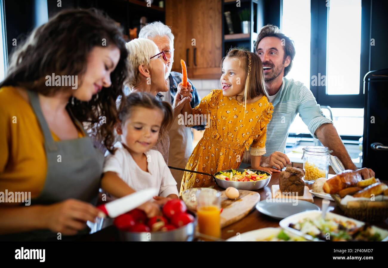 Happy family in kitchen hi-res stock photography and images - Alamy