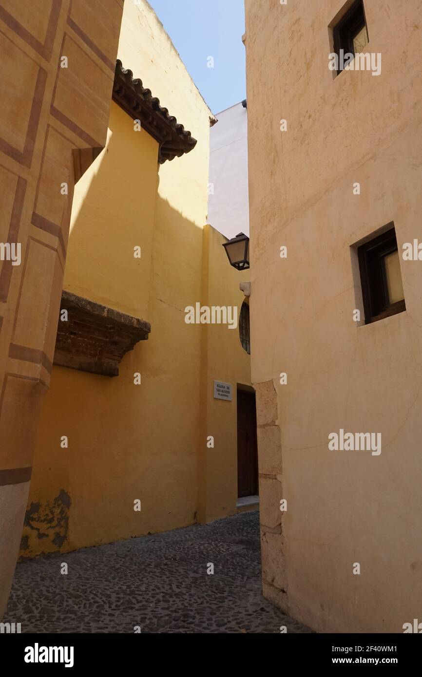 Spanish alleyway hi-res stock photography and images - Alamy