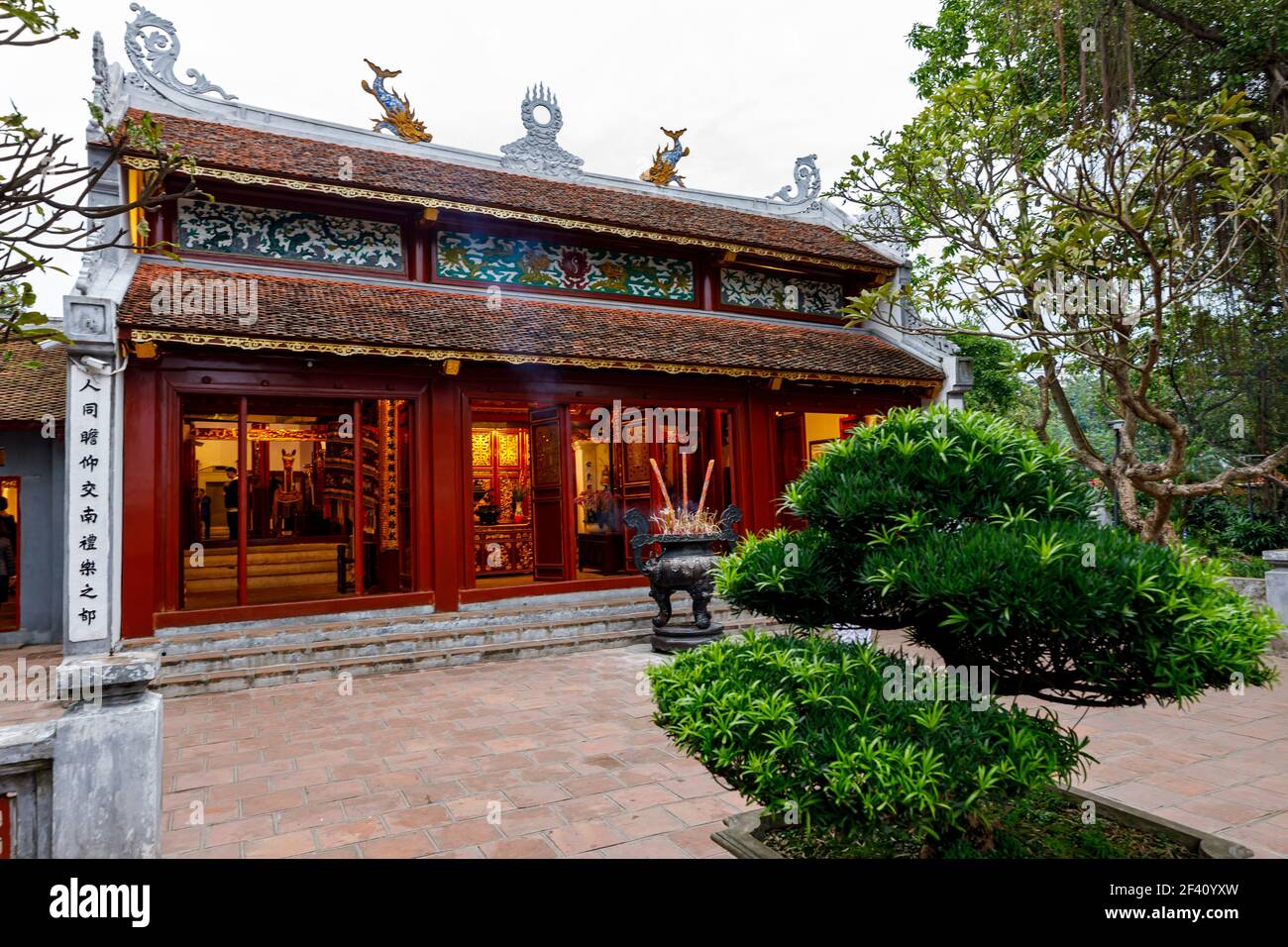 Bridge in vietnam lake hi-res stock photography and images - Alamy