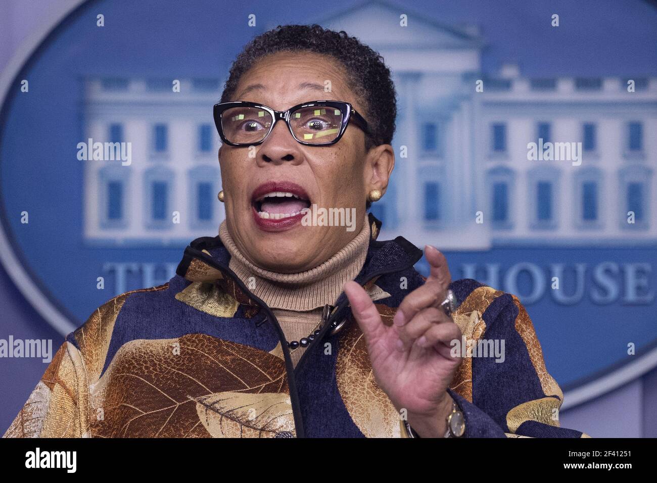 Secretary of housing and urban development hi-res stock photography and ...