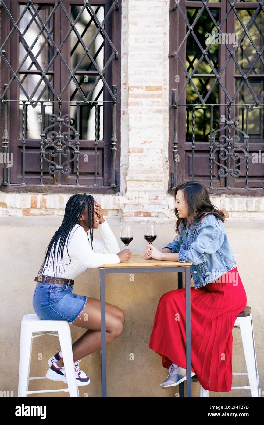 Women drinking wine outside hi-res stock photography and images - Alamy