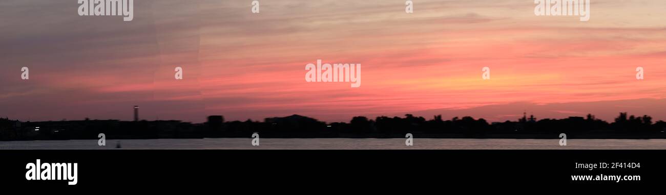 Skyline over water hi-res stock photography and images - Alamy