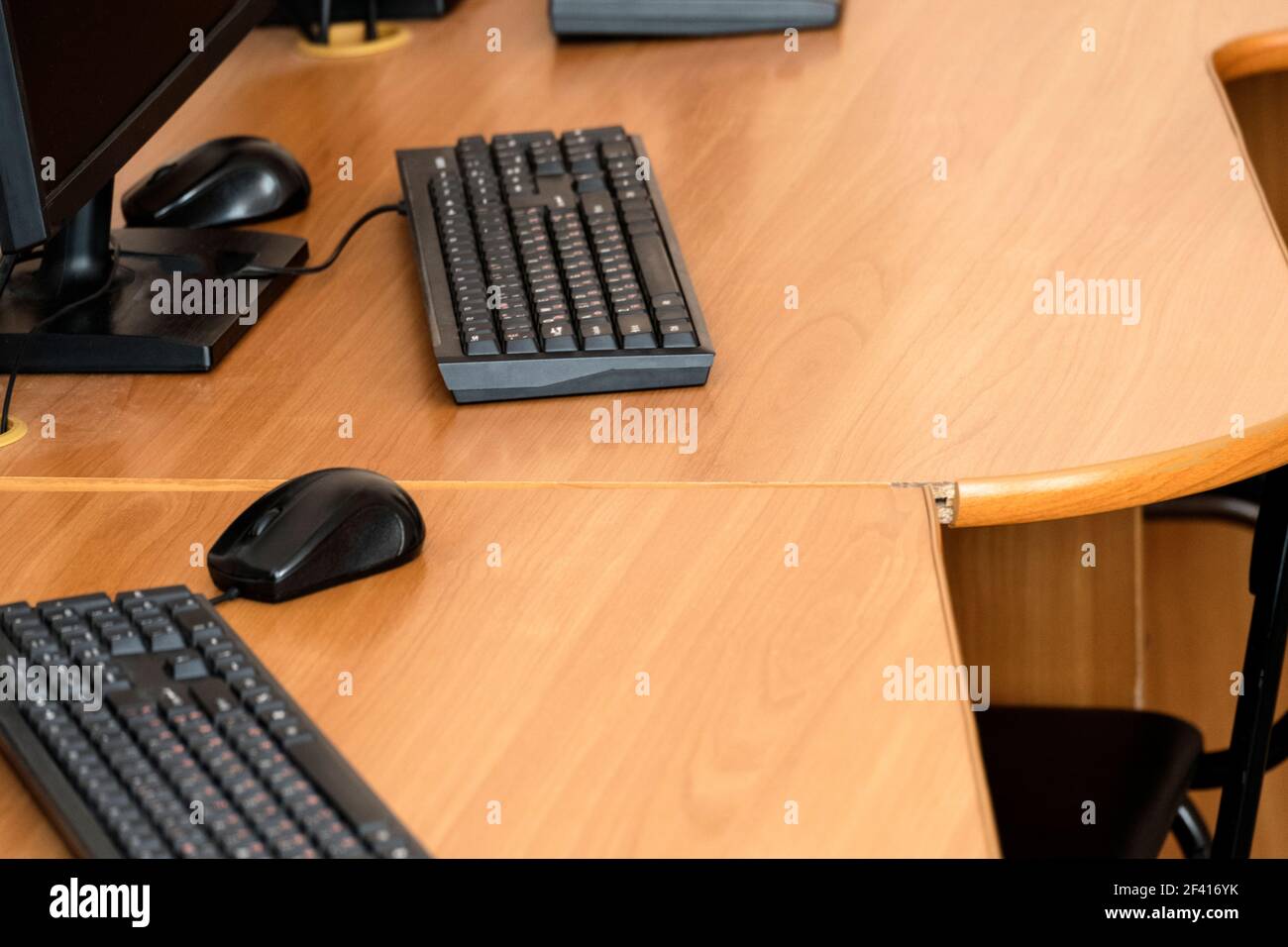 Empty computer class room tables with keyboards Stock Photo - Alamy