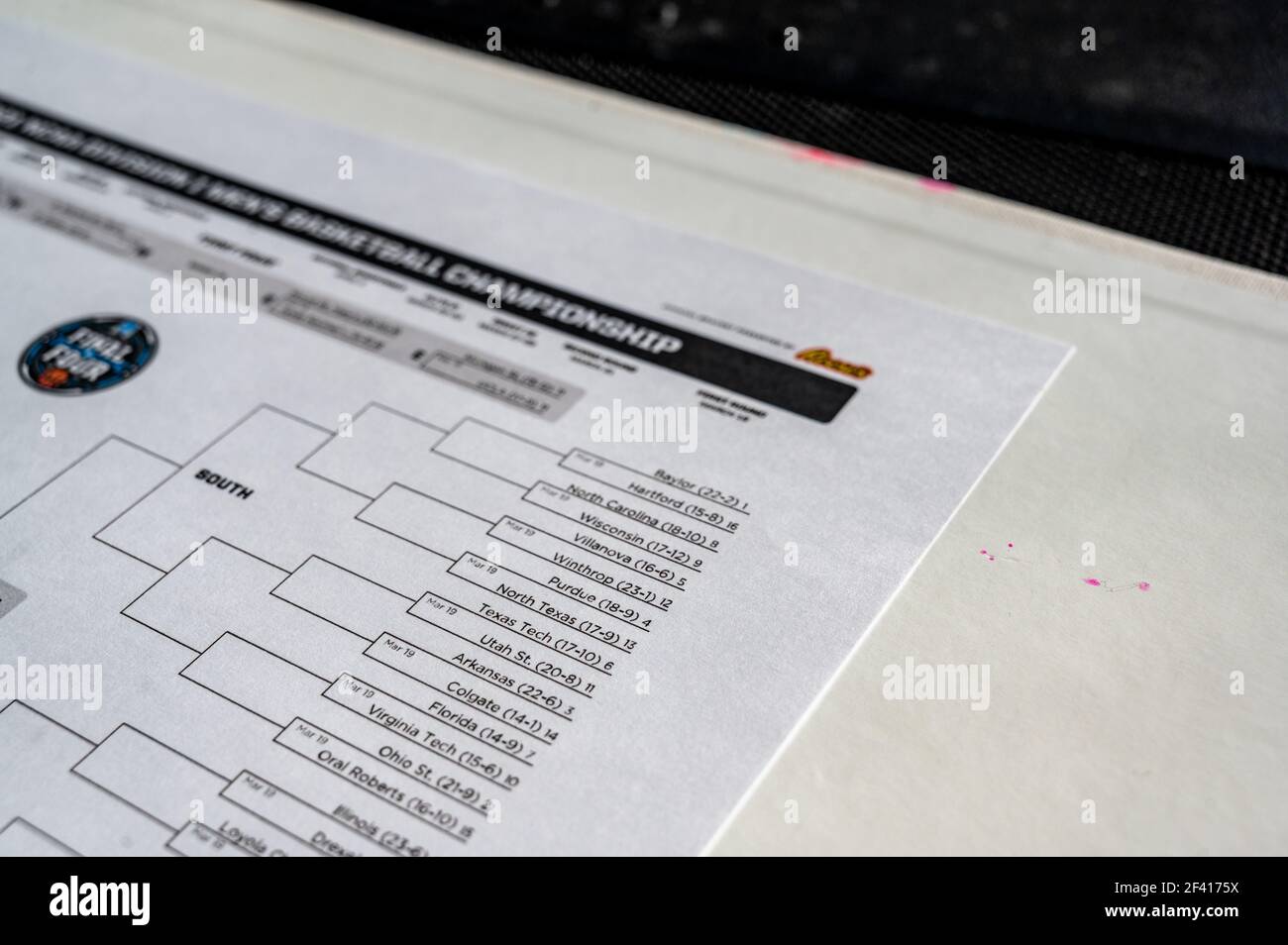 Open bracket hi-res stock photography and images - Alamy