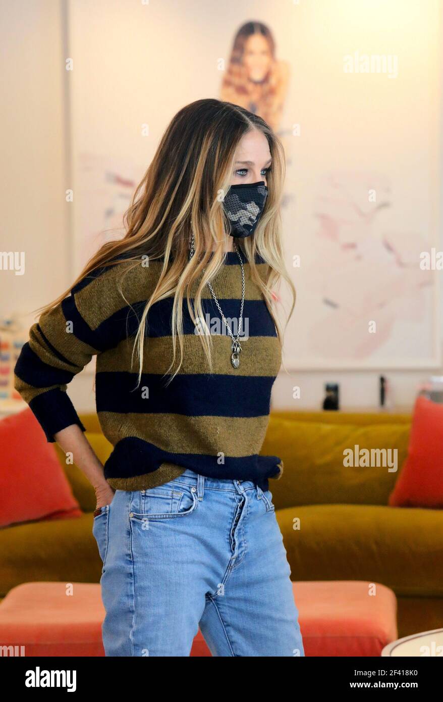 New York - NY - 20210203 Sarah Jessica Parker wears a protective face ...