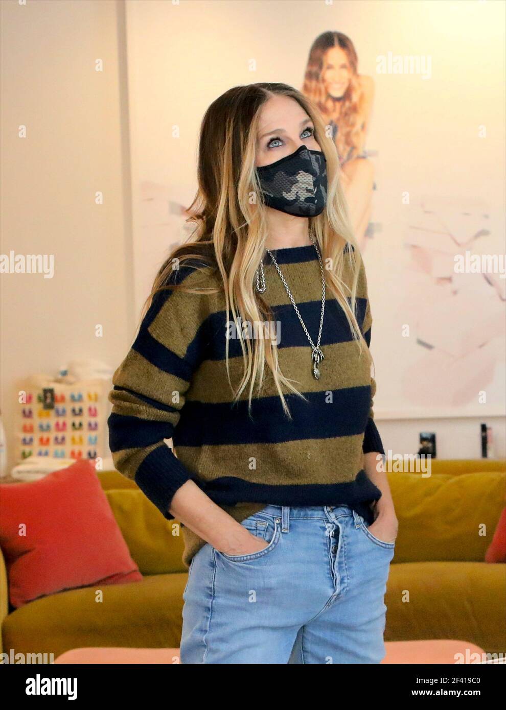 New York - NY - 20210203 Sarah Jessica Parker wears a protective face ...