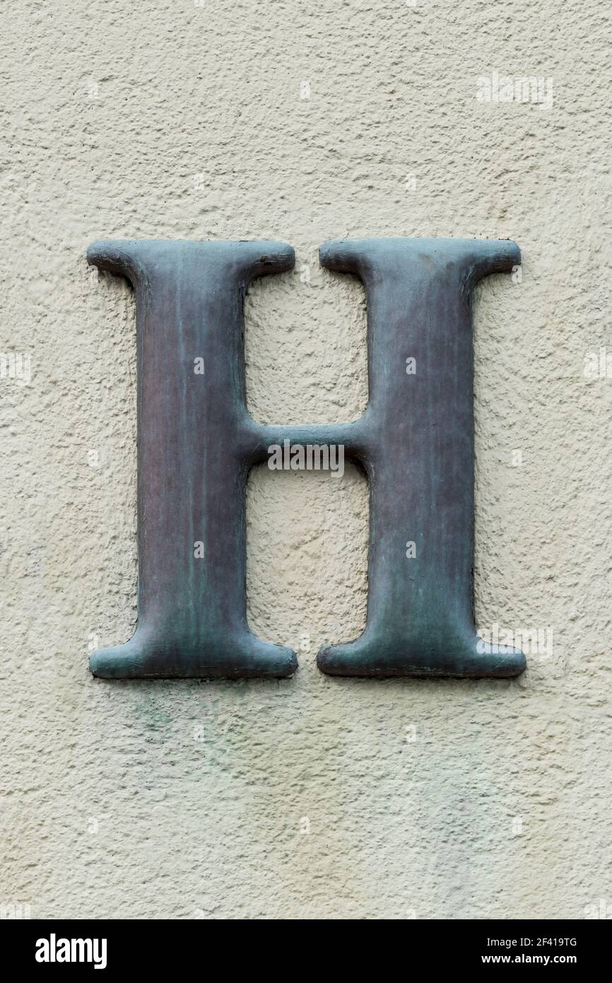 Letter h on wall hi-res stock photography and images - Alamy