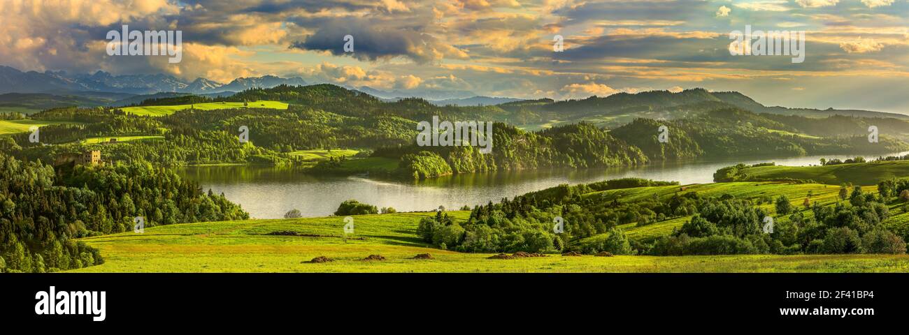 Panorama of the Pieniny Mountains with a view of the Czorsztyńskie Lake ...