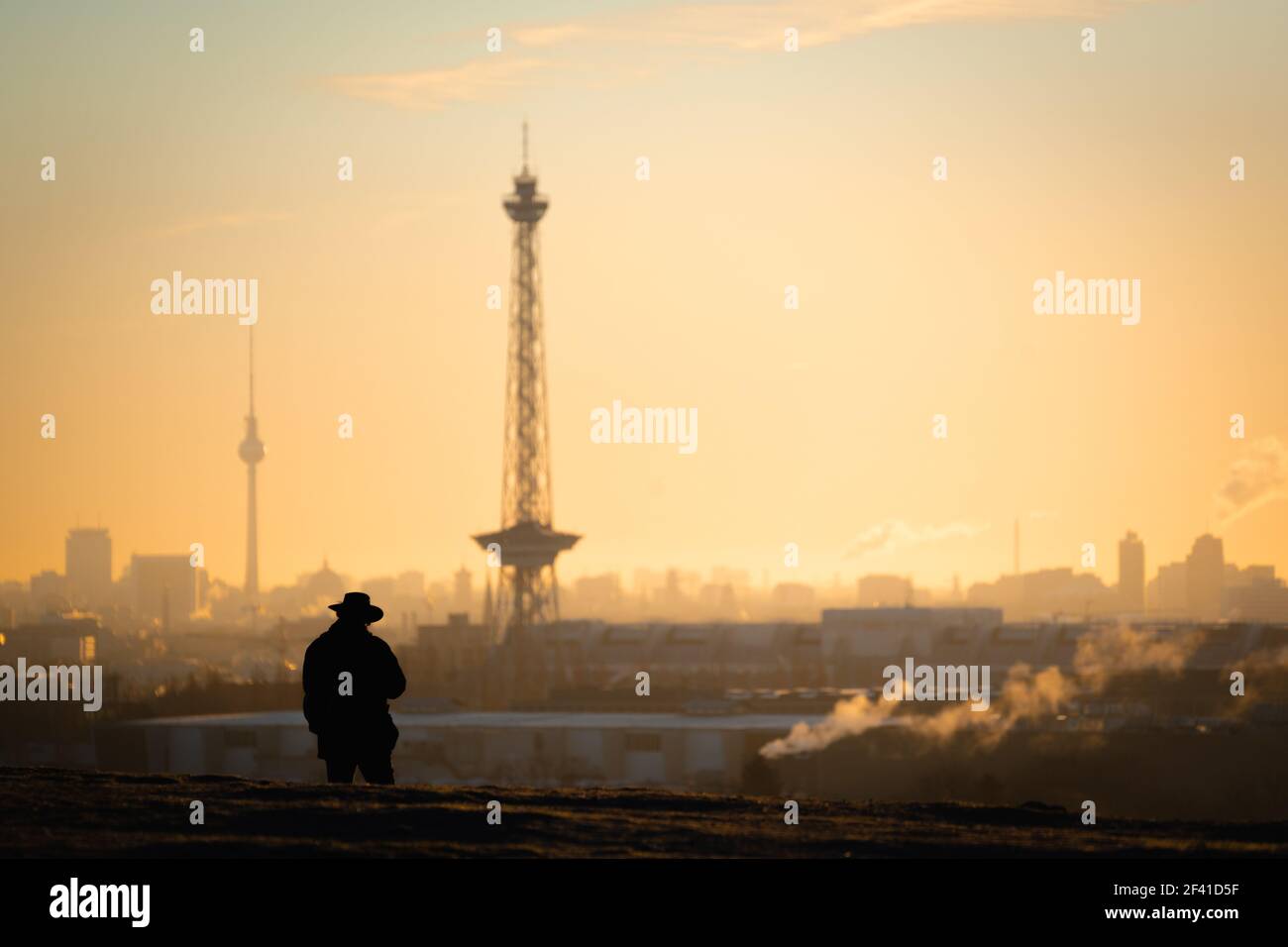 Man overlooking city hi-res stock photography and images - Alamy