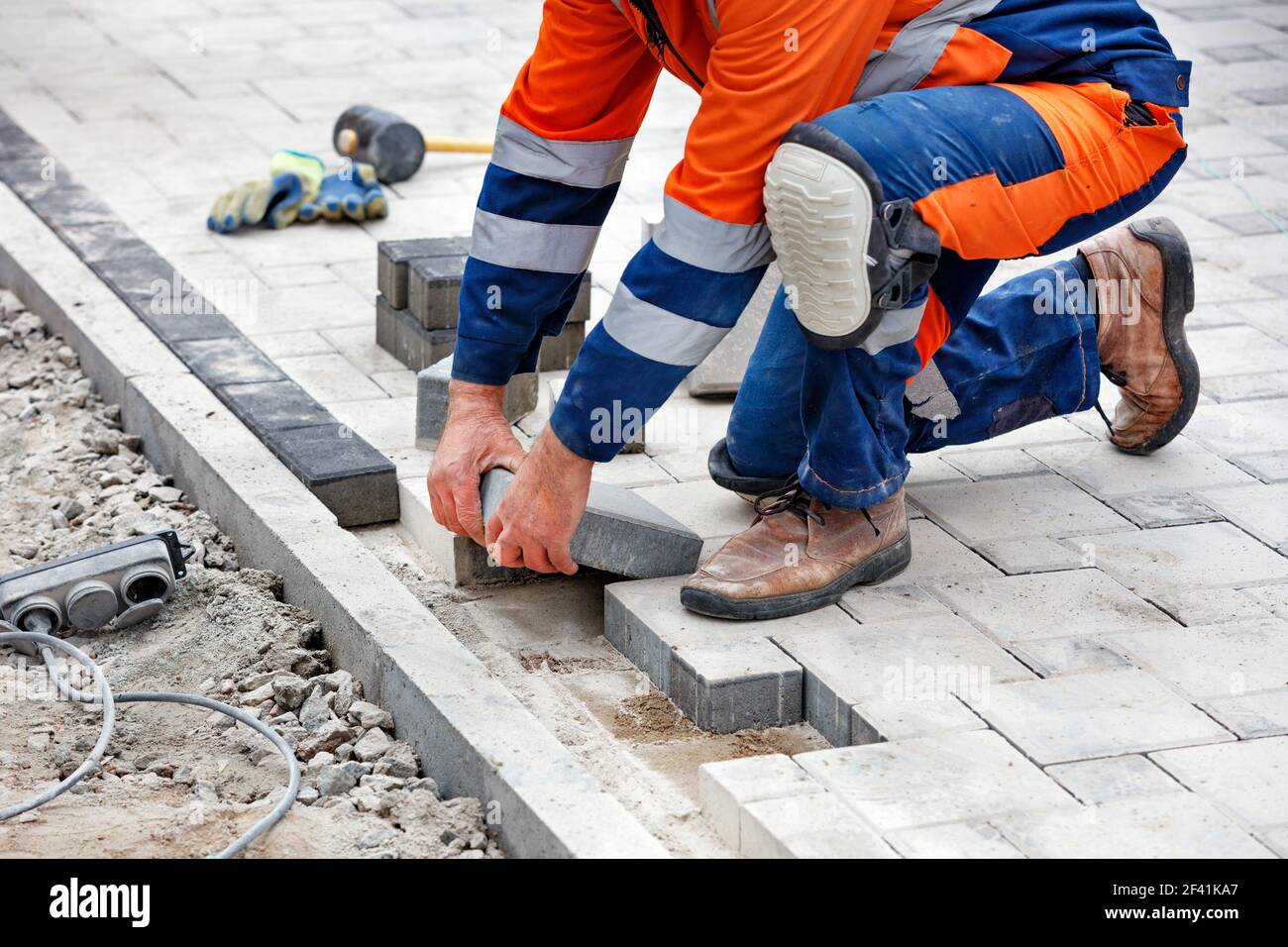 Working bricklayer hi-res stock photography and images - Alamy