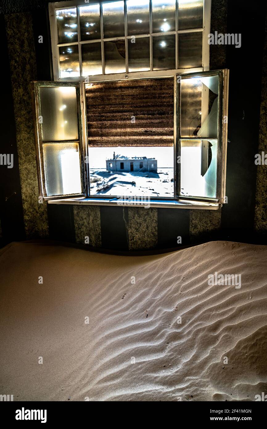 Sandy desert house hi-res stock photography and images - Alamy