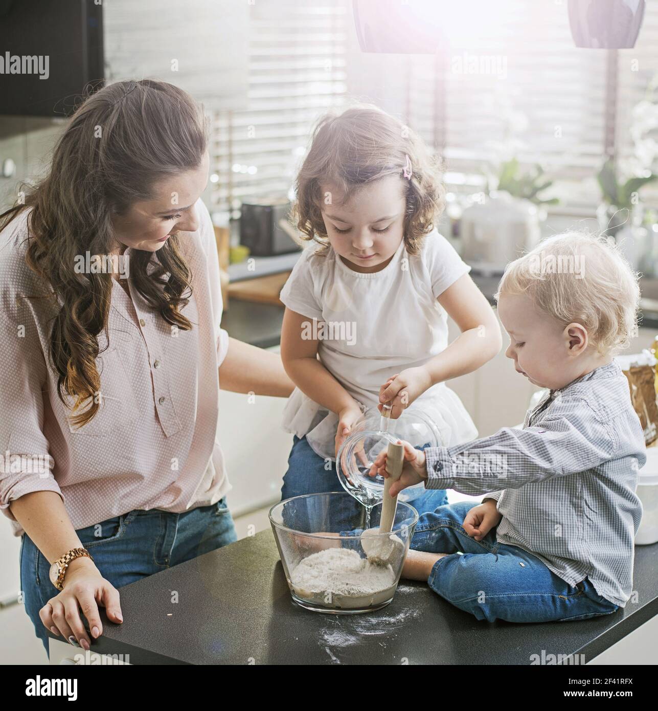 Children eating birthday cake hi-res stock photography and images - Alamy