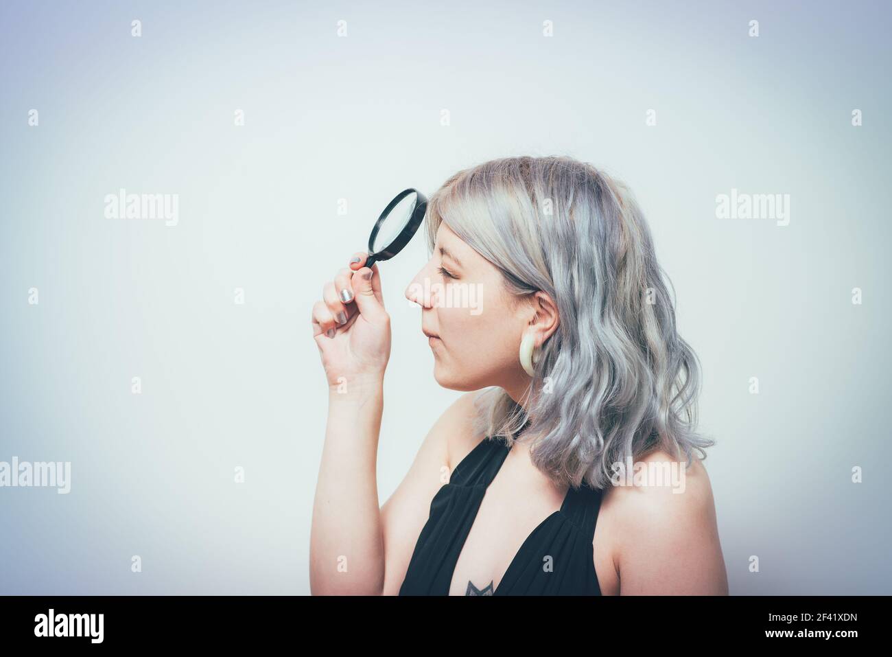 Magnifying glass eye detective hi-res stock photography and images - Alamy