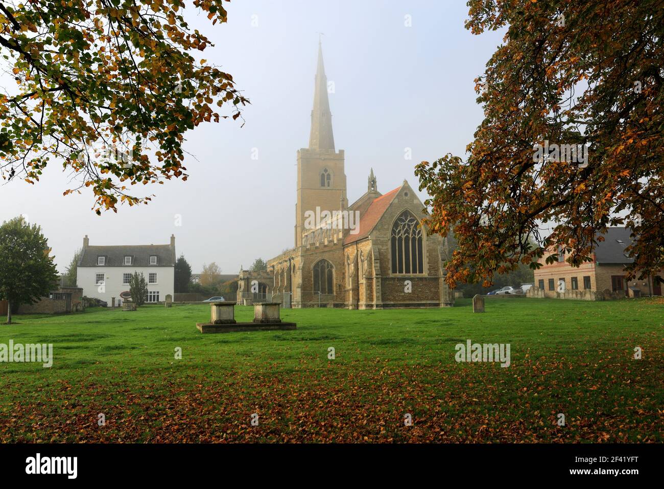 Autumn misty view over St Wendredas church, March Town, Cambridgeshire ...