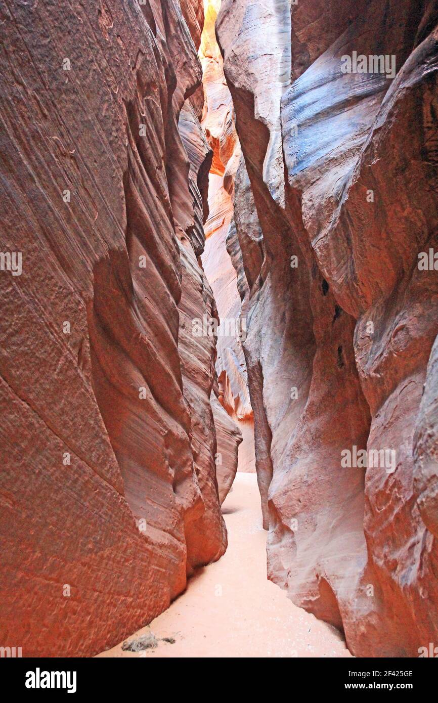 Wire pass hi-res stock photography and images - Alamy