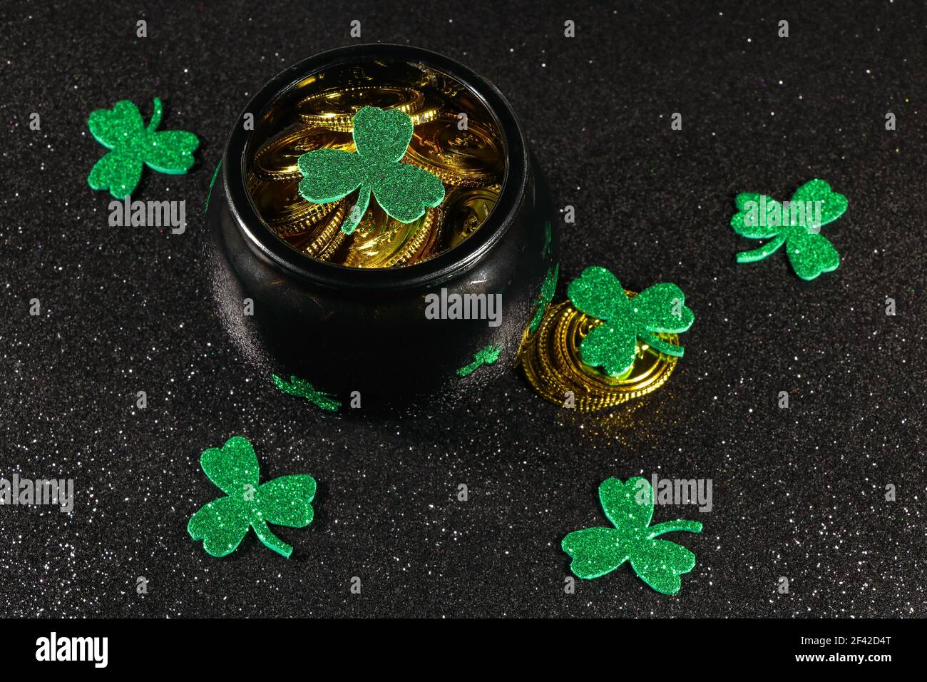Leprechaun pot of gold hi-res stock photography and images - Alamy