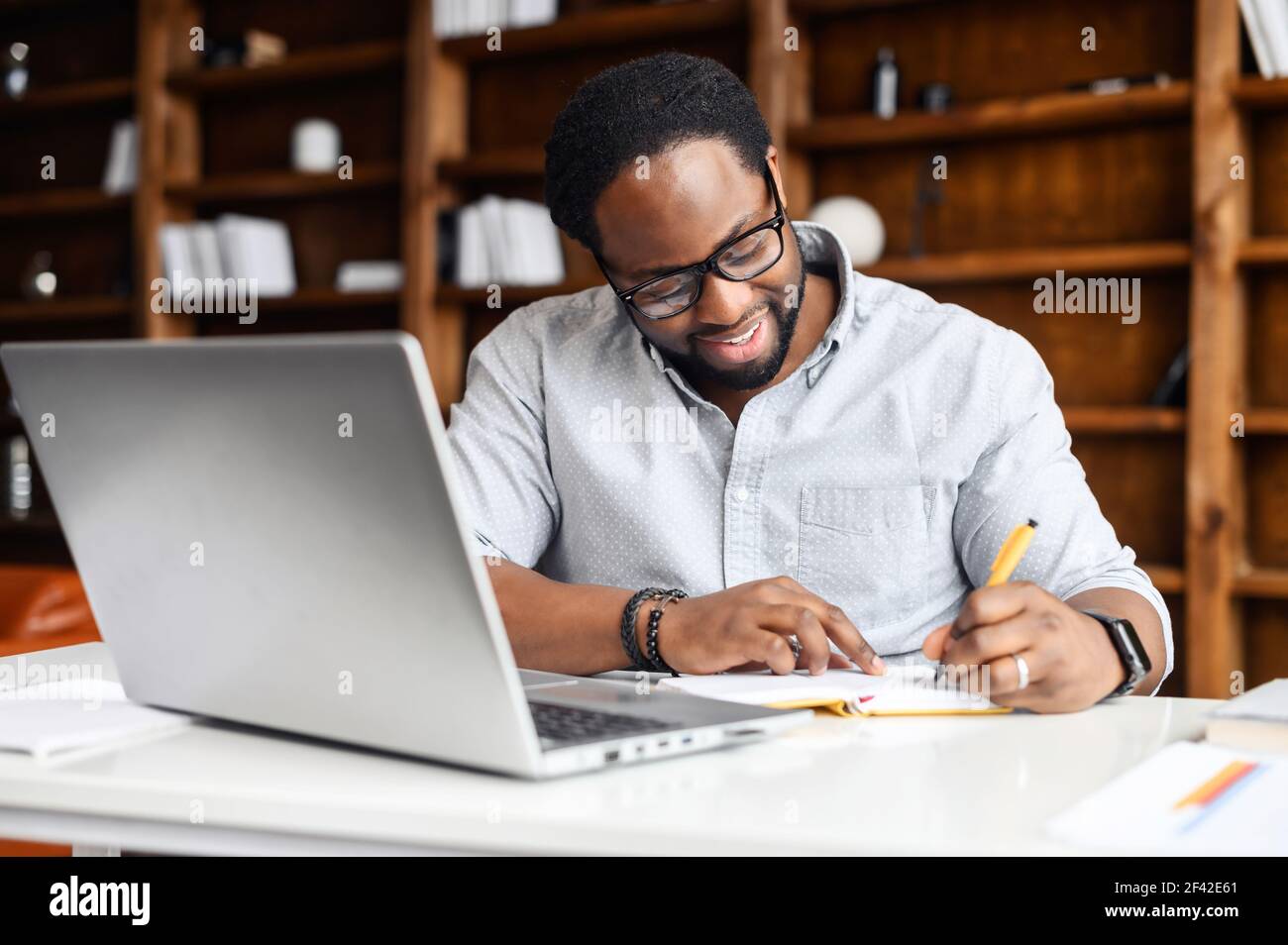 Author writing hi-res stock photography and images - Alamy
