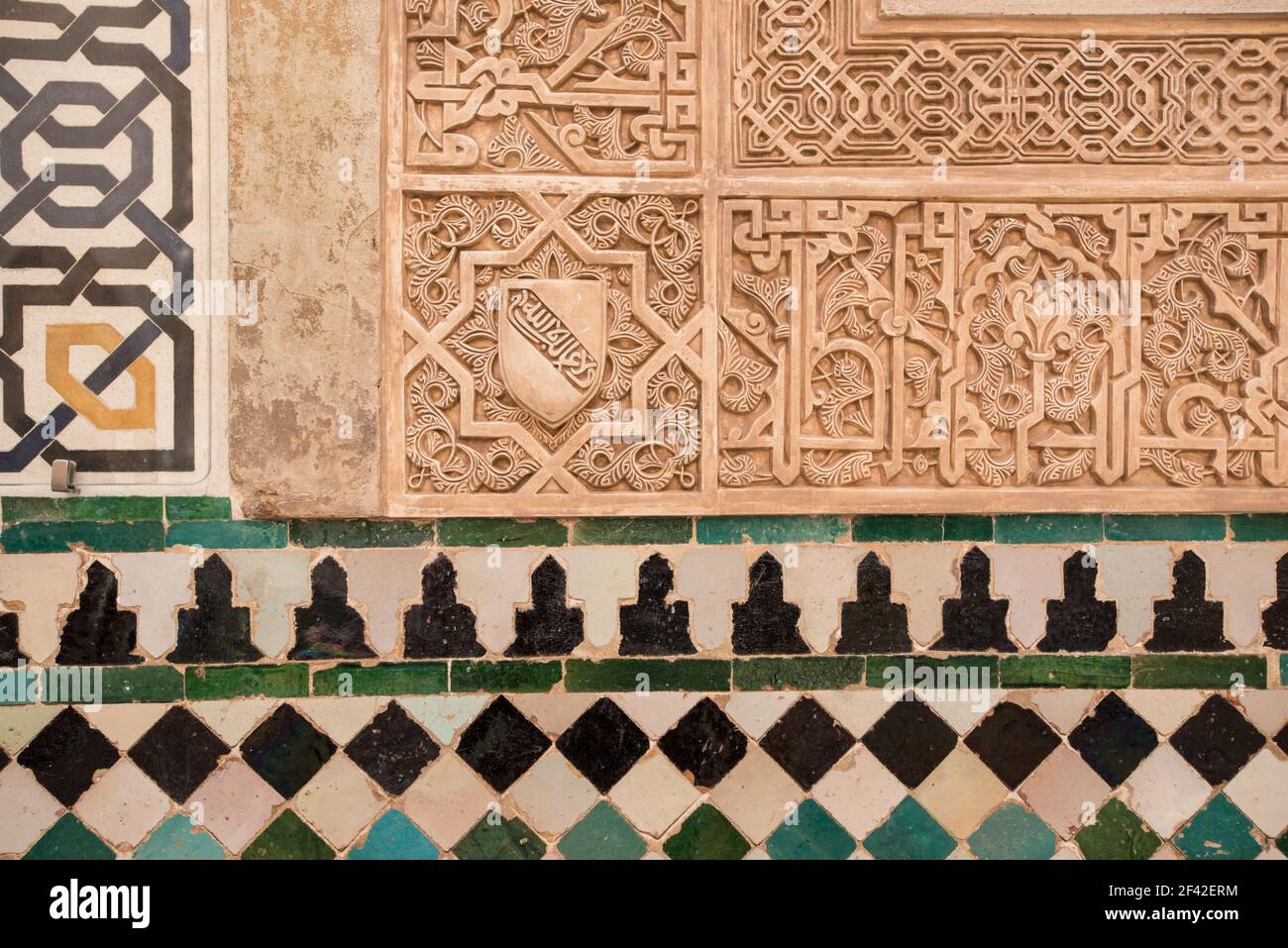 Islamic carving on wall in the Alhambra Stock Photo - Alamy