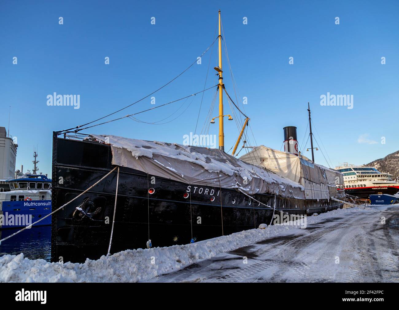 Plastic tarpaulins hi-res stock photography and images - Alamy