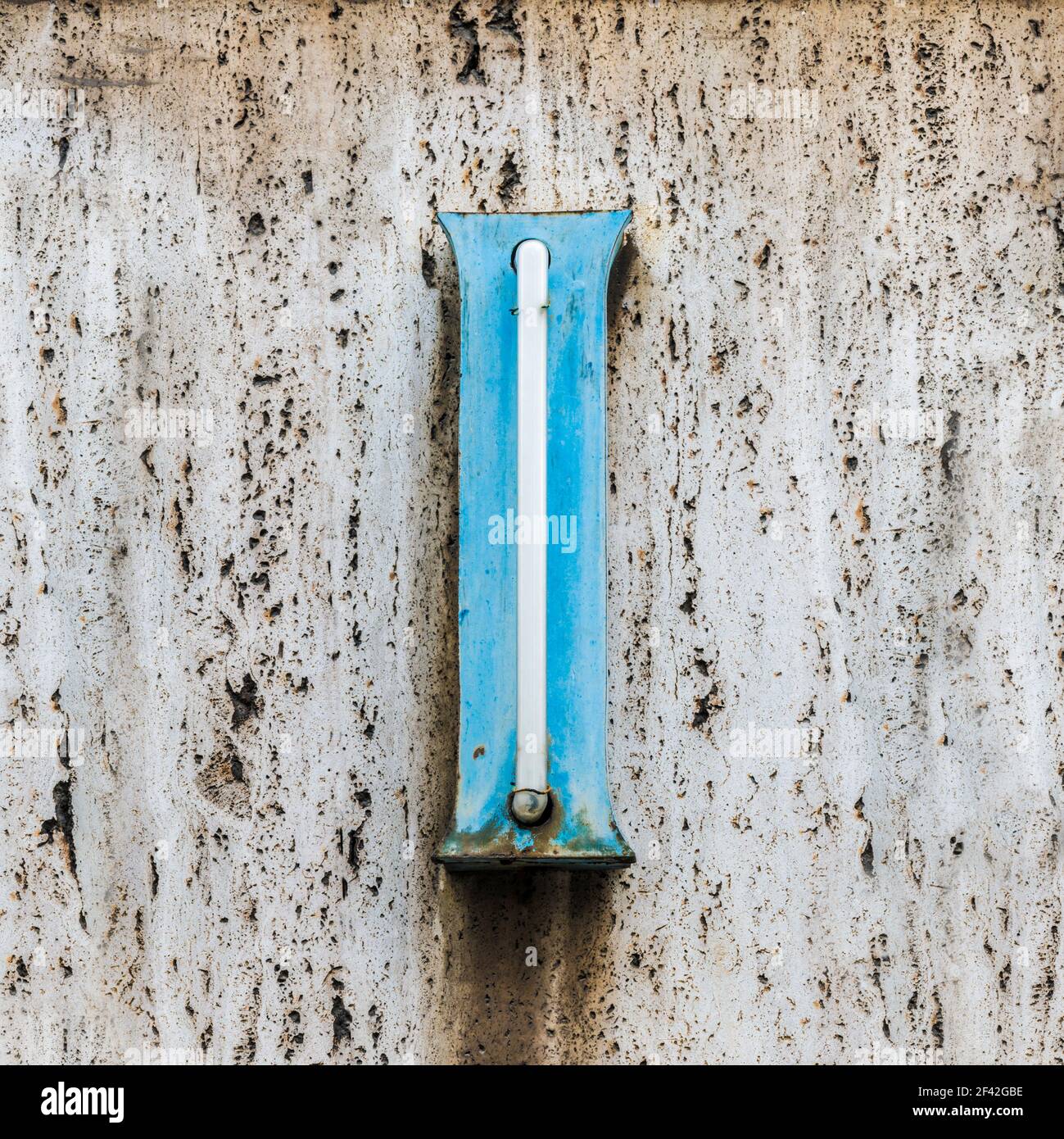 Old neon letter I in turquoise colour Stock Photo - Alamy
