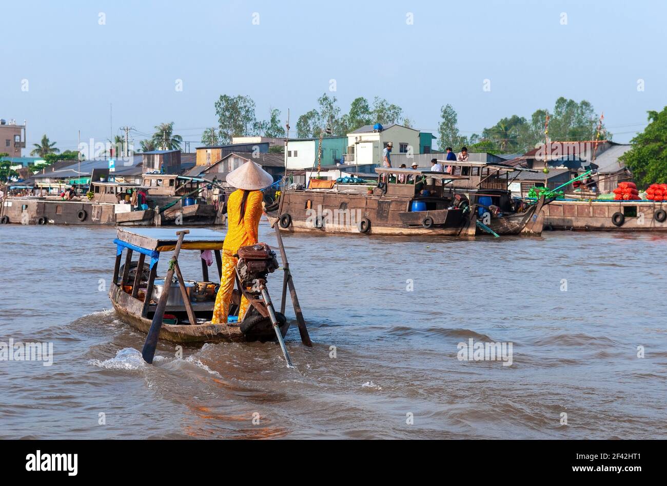 Young Vietnamese woman with conical hat in boat on Can Tho Floating ...