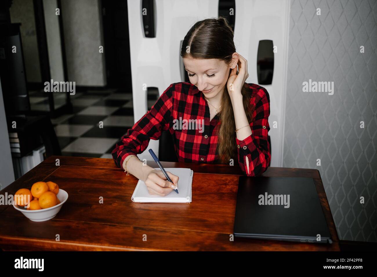 Girl desk homework learning hi-res stock photography and images - Alamy