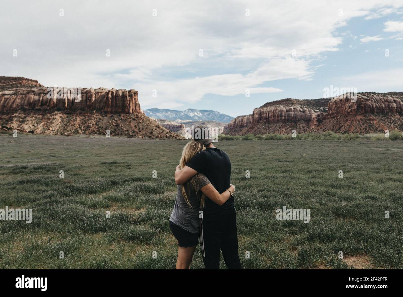 Couple hugging in field hi-res stock photography and images - Alamy