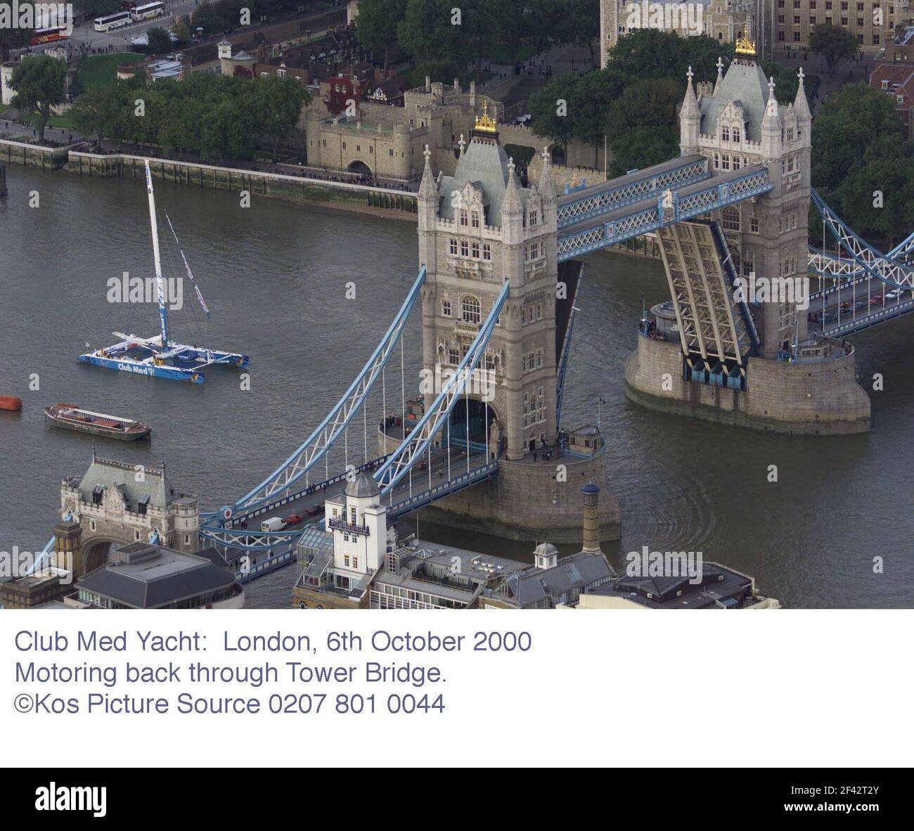 Club Med Yacht goes through Tower Bridge, London, Oct 2000 Stock Photo ...