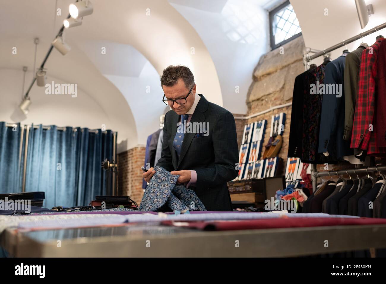 Tailor fabric suit hi-res stock photography and images - Alamy