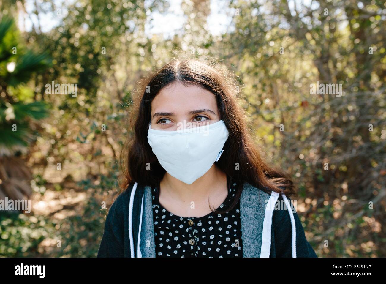 Black female facemask outdoors hi-res stock photography and images - Alamy