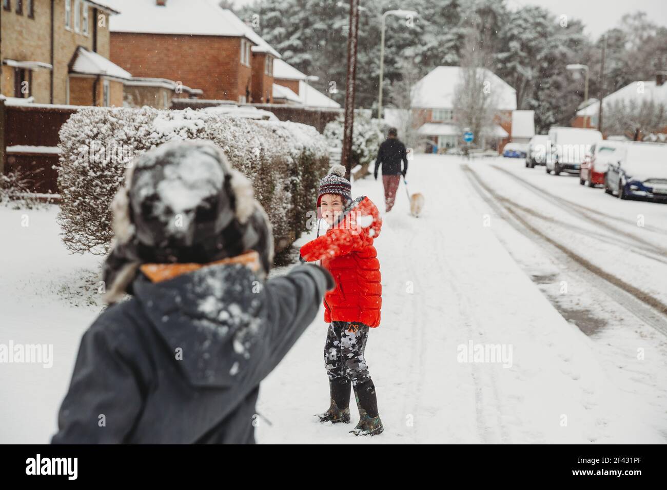 Kids throwing snowballs hi-res stock photography and images - Alamy