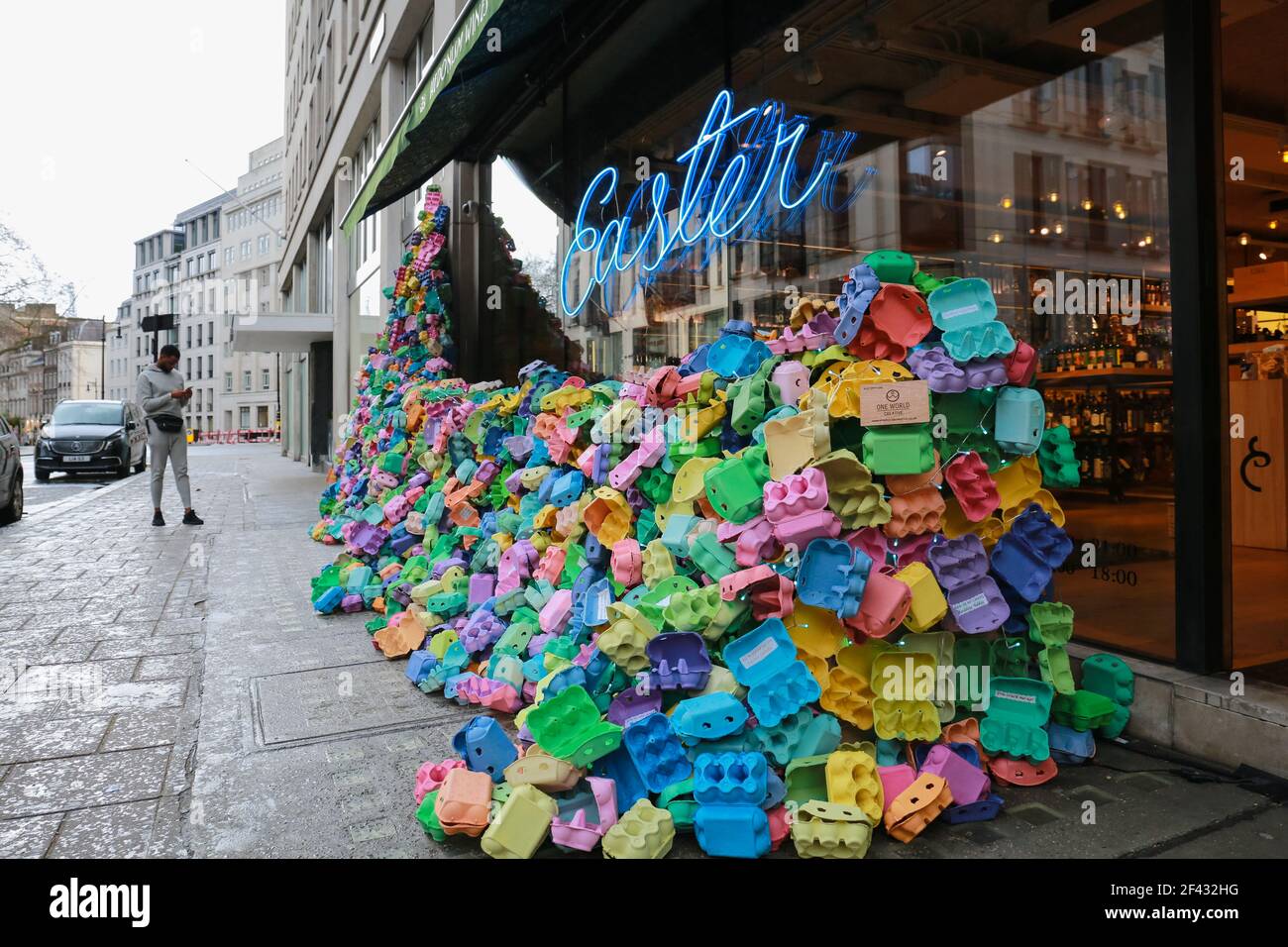 Easter eggs window display hi-res stock photography and images - Alamy