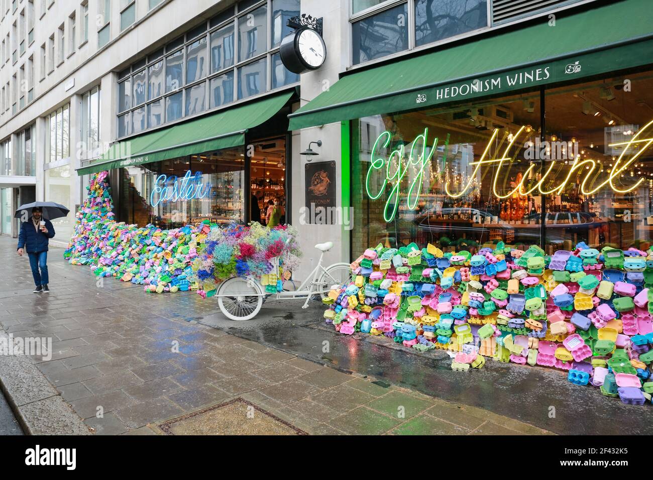 Easter eggs window display hi-res stock photography and images - Alamy