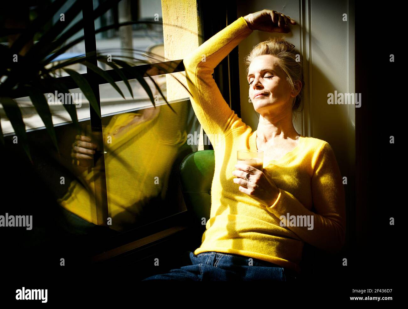 woman taking a break in a cafe Stock Photo - Alamy
